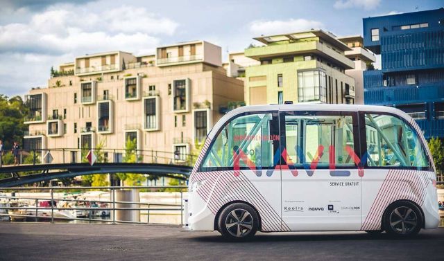 Navya expérimente des bus sans chauffeur à Lyon - Véhicules autonomes ...