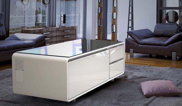 Une table basse qui charge les téléphones et les ordinateurs - Une ...