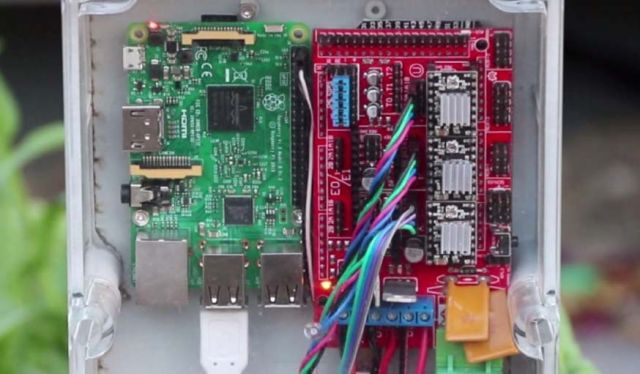 Farmbot : cultiver son jardin grâce à un robot jardinier en open source