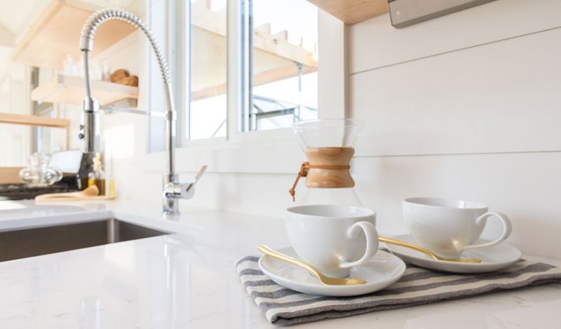 Elsa, une tiny house avec une terrasse construite sur une remorque ...