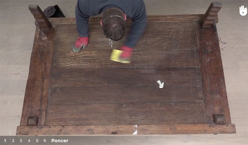 Tutoriel vidéo : Apprendre à restaurer une table en bois vintage
