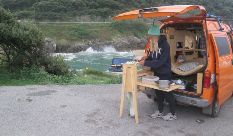 Elle a aménagé un mini-van en maison modulable pour voyager en Europe