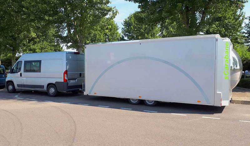 La sCarabane, une caravane tournante alimentée en énergies renouvelables