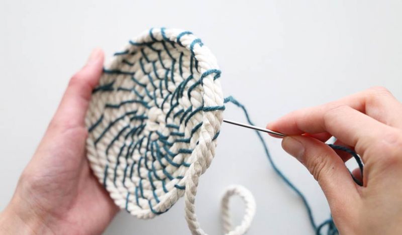 DIY : Un cache-pot en corde et en laine design pour vos plantes d'intérieur