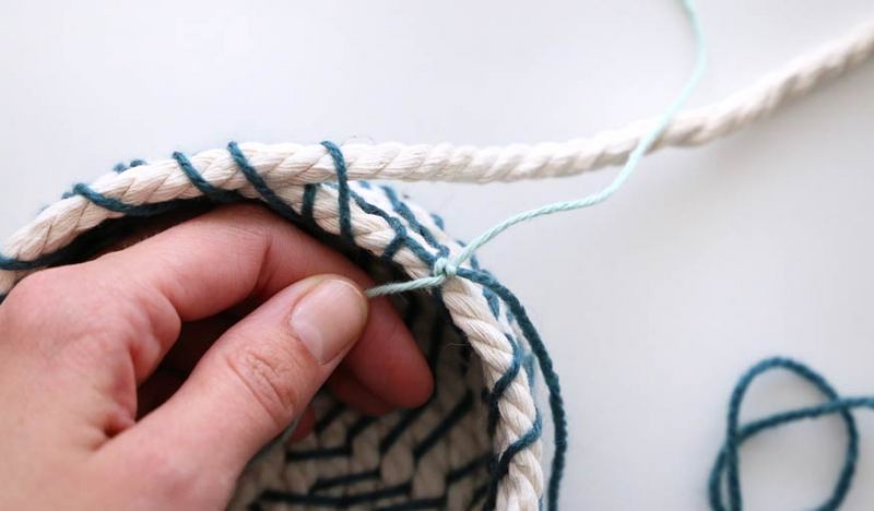 DIY : Un cache-pot en corde et en laine design pour vos plantes d'intérieur