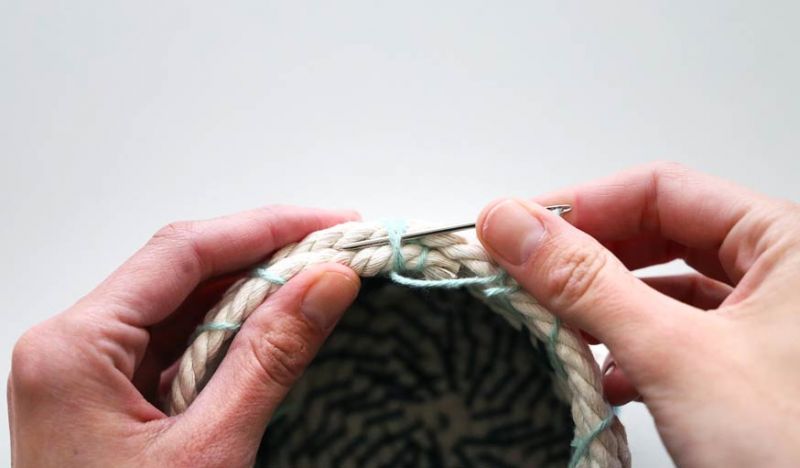 DIY : Un cache-pot en corde et en laine design pour vos plantes d'intérieur
