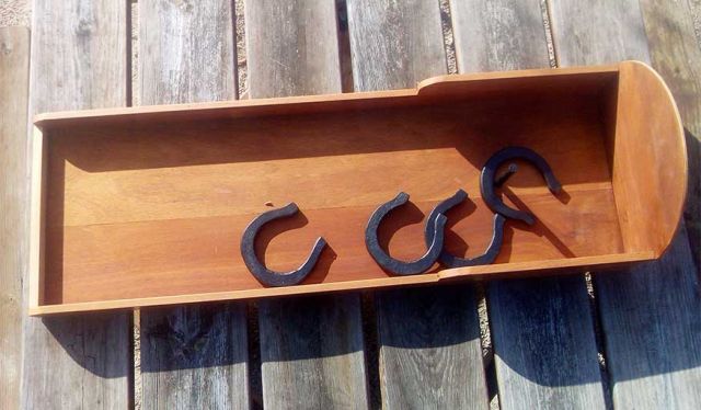 Il fabrique et loue des jeux en bois anciens d'extérieur avec du bois ...