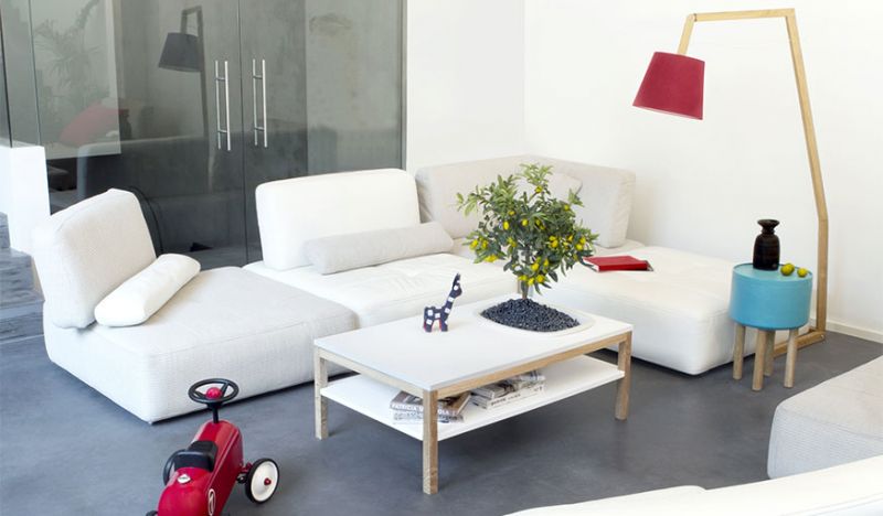 Des tables de salon végétalisées... avec un arbre en plein milieu