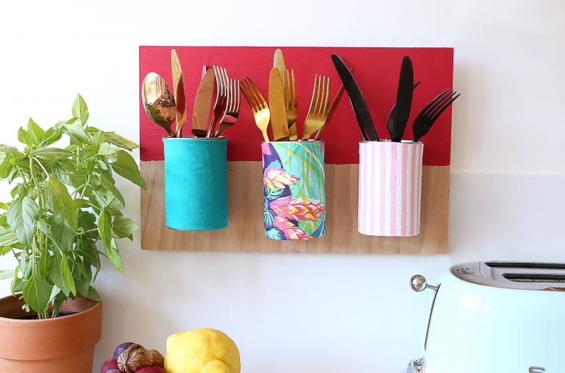 Cuisine : Créez votre rangement mural pour les couverts avec des conserves