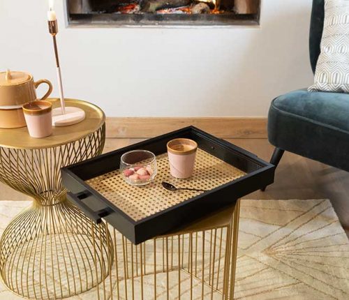 Une table basse qui charge les téléphones et les ordinateurs - Une ...