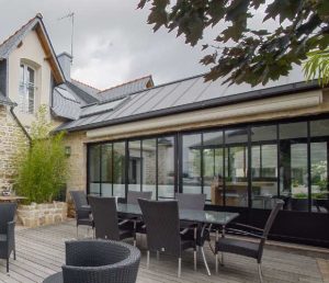 Avant / après : une extension en zinc sur une maison en pierre
