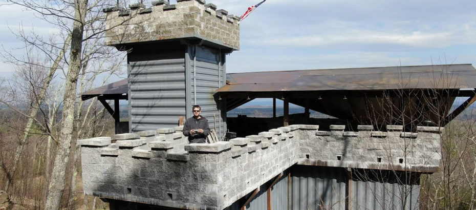Il a construit tout seul un château indestructible à partir de ...