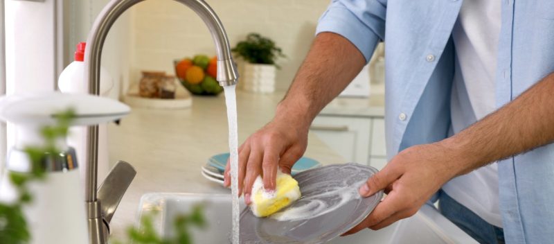 Vaisselle et robinet qui fuit : comment économiser l'eau dans sa cuisine