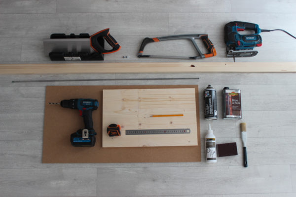 DIY : Comment fabriquer un joli porte-manteaux en bois repliable
