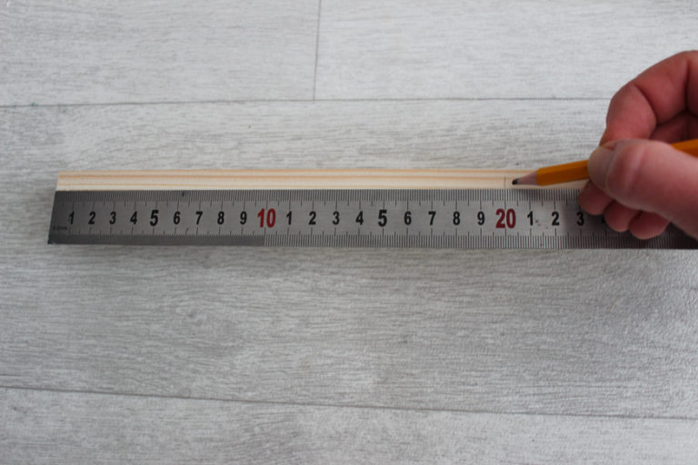 DIY : Comment fabriquer un joli porte-manteaux en bois repliable