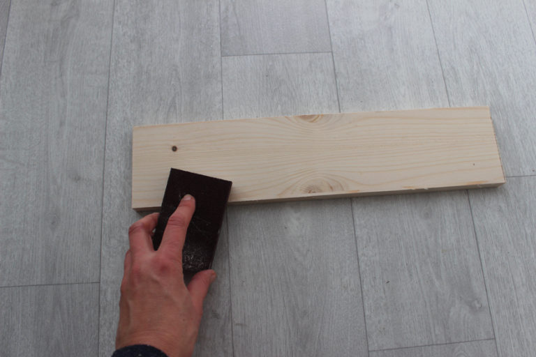 DIY : Comment fabriquer un joli porte-manteaux en bois repliable