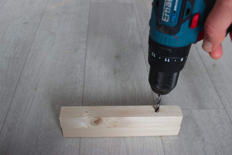 DIY : Comment fabriquer un joli porte-manteaux en bois repliable