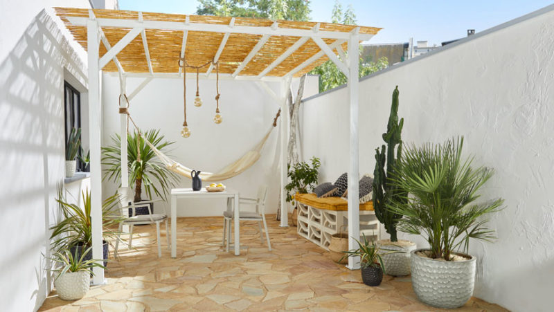 Comment décorer et aménager une terrasse ou une cour en béton