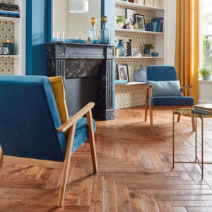 Inspiration : comment adopter la pose en chevrons sur vos sols et murs