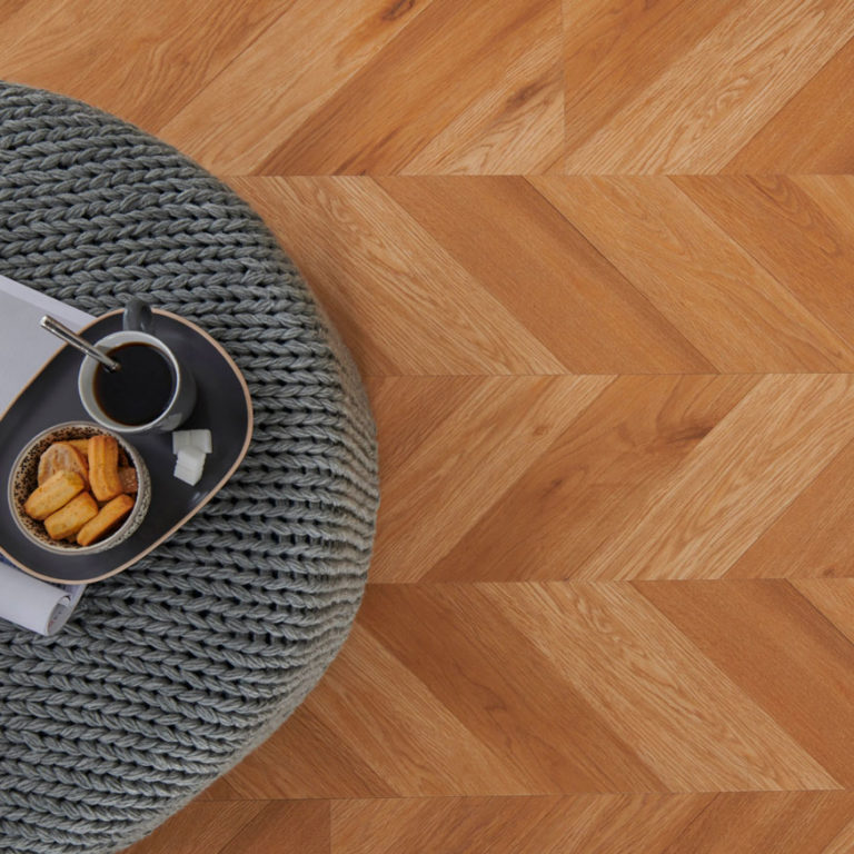 Inspiration : comment adopter la pose en chevrons sur vos sols et murs