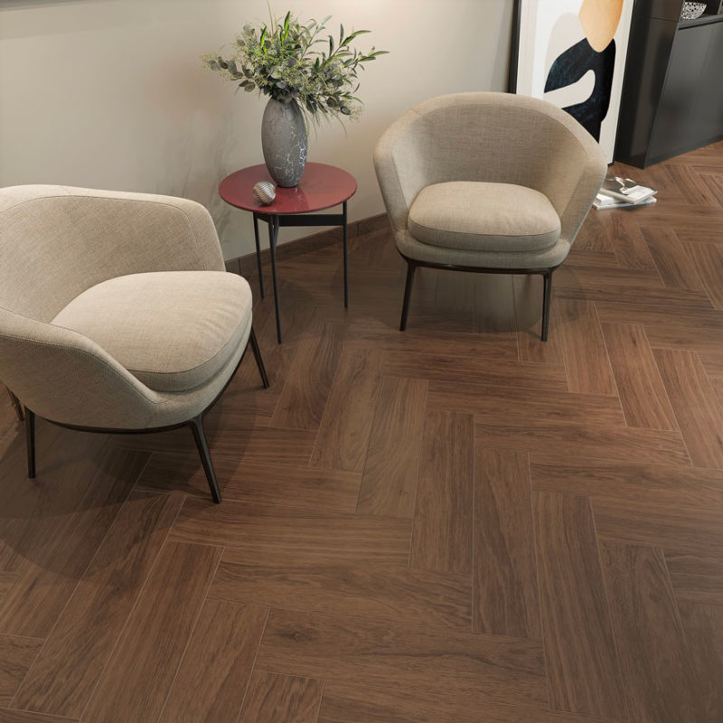 Inspiration : comment adopter la pose en chevrons sur vos sols et murs