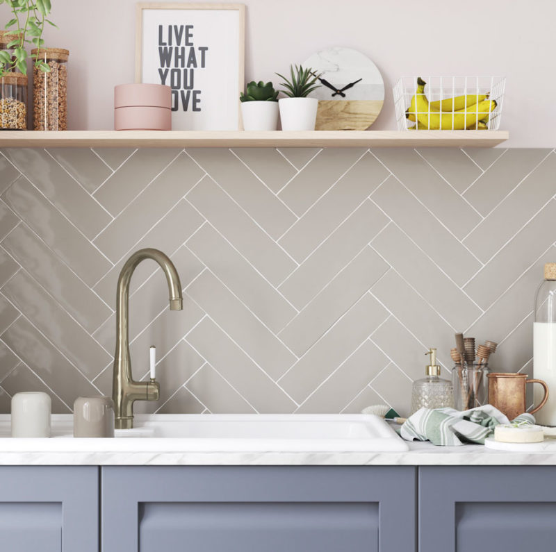 Inspiration : comment adopter la pose en chevrons sur vos sols et murs