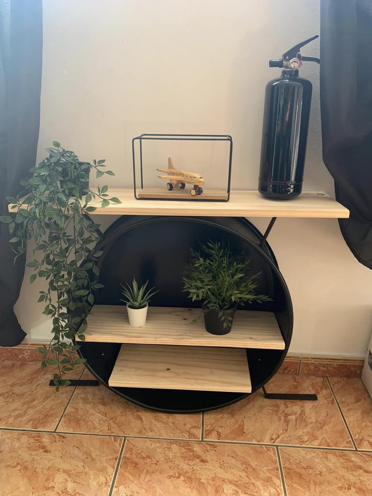 Des barils recyclés en meubles et objets de déco : la bonne idée récup’ d’un artisan de la Réunion